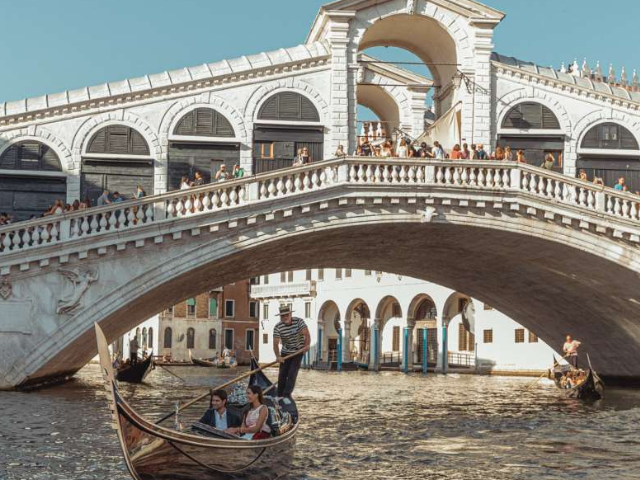 Iconic Rialto Bridge | A Must-See Landmark in Italy's Venice | Places ...